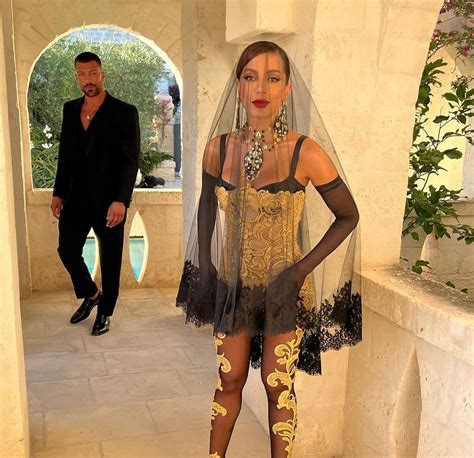 Anitta Surge Ao Lado Do Ator Simone Susinna Em Desfile