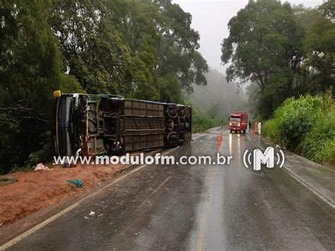 Ônibus que seguia de São Paulo ao Nordeste tomba na BR 365 e deixa