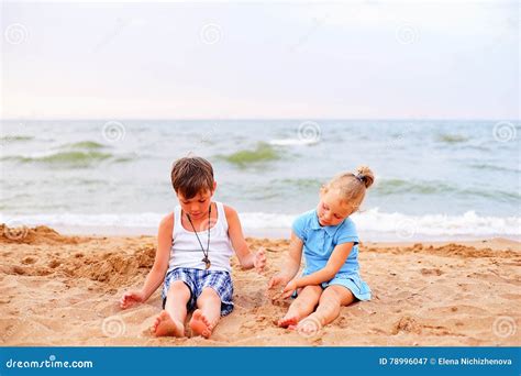 Deux Enfants Jouant Sur La Plage Image stock Image du été activité