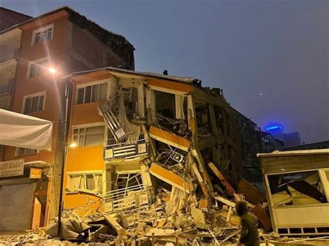 Stovky obětí a desítky zřícených budov Turecko a Sýrii zasáhlo silné