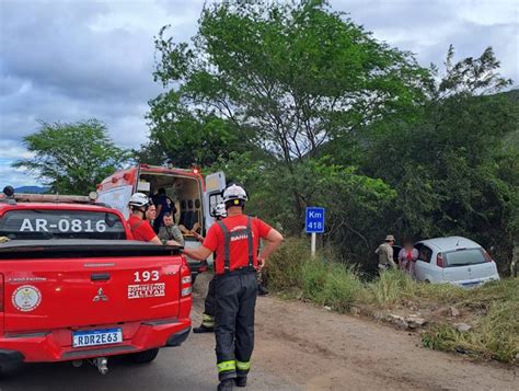 Jequié Carro sai da pista e vai parar em vegetação às margens da