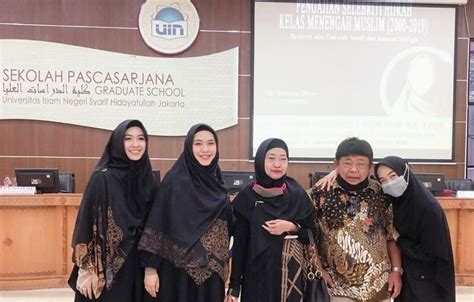 Hamil 9 Bulan Oki Setiana Dewi Raih Gelar Doktor Dengan Predikat Cum