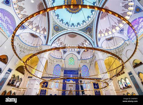 Vue sur le dôme à l intérieur de la mosquée Camlica d Istanbul La