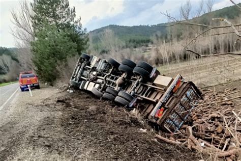 Kastamonu da virajı alamayan odun yüklü kamyon devrildi 1 yaralı