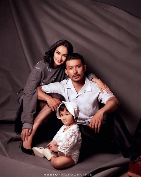 10 Gaya Pemotretan Keluarga Rio Dewanto Salma Bikin Gemas