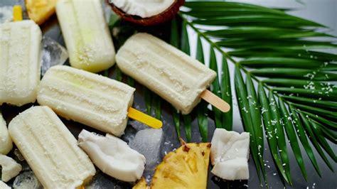 Refréscate esta primavera con estas paletas de piña colada RECETA