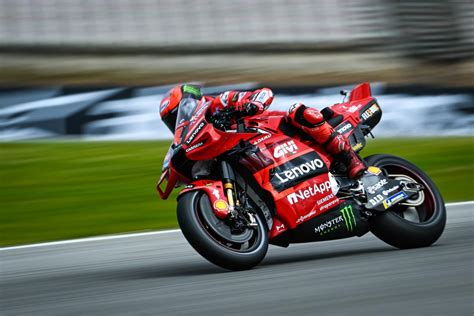 Bagnaia passa Martín na última volta e vence primeira sprint da