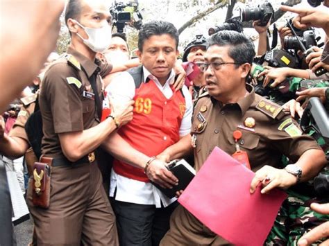 Pakai Batik Penampilan Ferdy Sambo Jadi Sorotan Saat Sidang