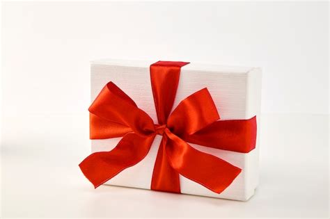 Weiße geschenkbox mit roter schleife Premium Foto