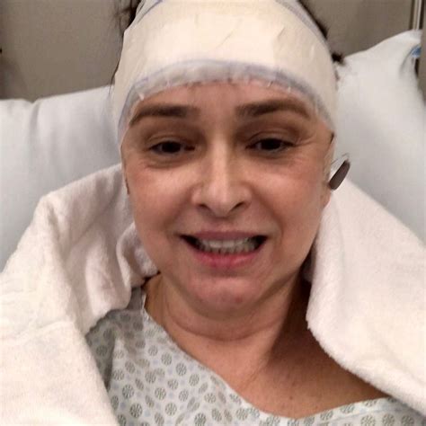Ex amor da vida de Roberto Carlos enfrenta cirurgia de emergência