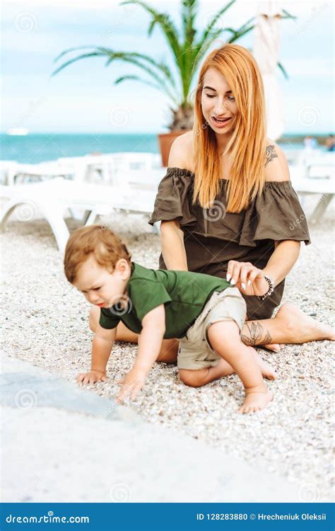 Maman Et Son Petit Fils Sur La Plage Des Vacances Photo Stock Image