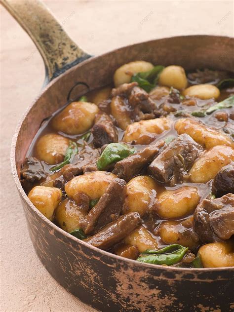 Fondo Rabo De Toro Estofado Al Vino Tinto Con ñoquis De Albahaca