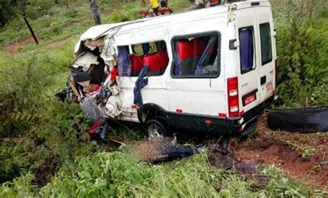 Acidente entre van e caminhão deixa três mortos no oeste da Bahia