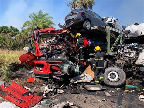 Motorista fica preso às ferragens e morre após batida entre dois