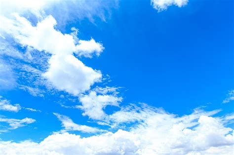 Fundo Do C U Azul Pequenas Nuvens Foto Premium