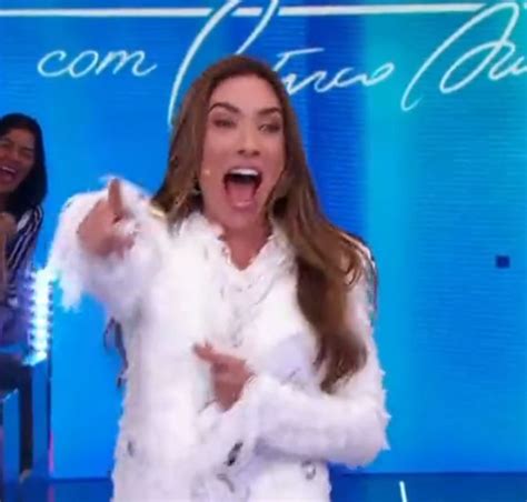 Patrícia Abravanel se desespera topless de convidada durante