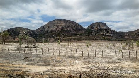 Sertão nordestino montanhas ao fundo milagres bahia brasil