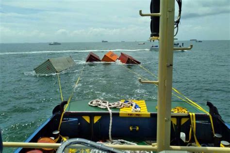 Insiden Kapal Tongkang Marcopolo 188 Nyaris Karam 25 Kontainer