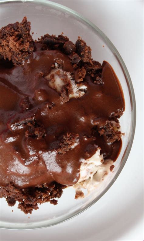 HELADO CASERO CON CHIPS DE CHOCOLATE Y CREMA DE MOCHA CALIENTE Tengo