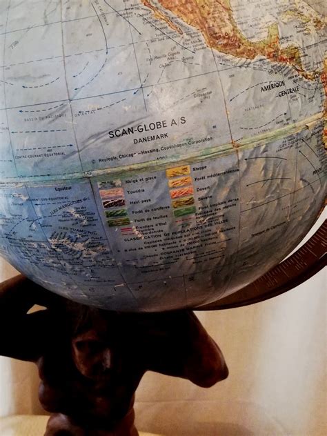 Proantic Globe Mappemonde Avec Support En Bois Sculpte