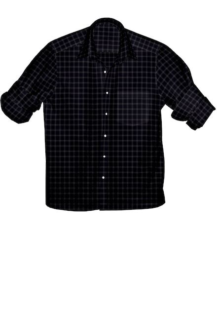 Una camisa negra y gris con un patrón en blanco y negro cuelga de un