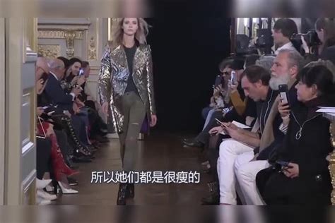 美女模特走秀出现失误衣服不慎滑落时她的反应直接亮了 失误 衣服 反应