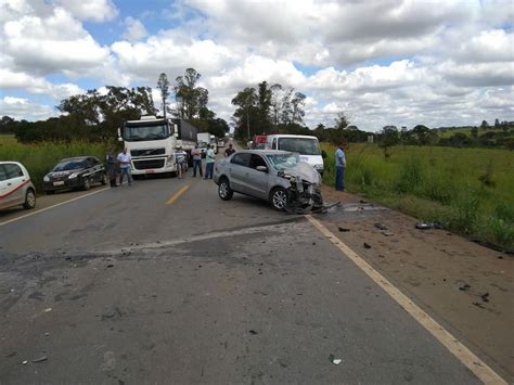 BR 262 é liberada após acidente que deixou mortos e feridos em Luz MG