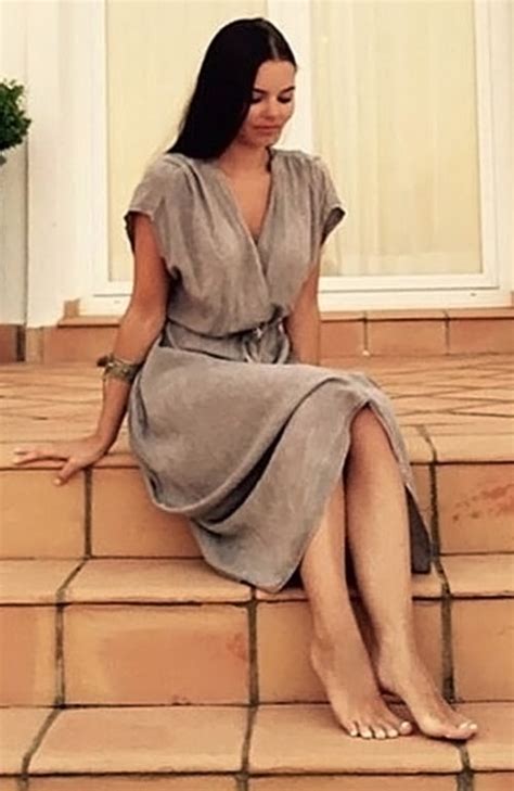 Eline Powell Nude Feet Pics And Topless Scenes Scandal Planet