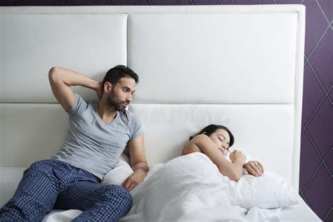 Man Die Seksuele Benadering Met Vrouw In Huisbed Proberen Stock Afbeelding Image Of Emotie