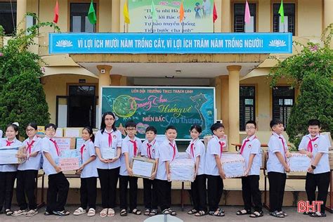 Hà Tĩnh Học sinh Hà Tĩnh quyên góp sách vở hướng về các bạn vùng lũ