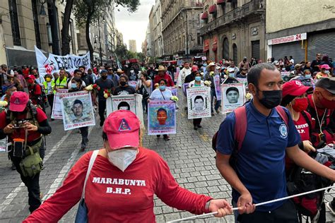 Miles marchan en México para exigir justicia por los 43 normalistas de