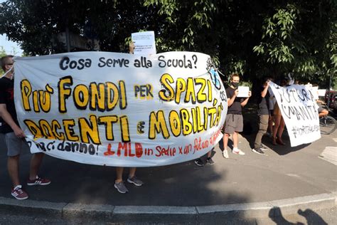Azzolina Visita Scuola A Milano Presidio Protesta Notizie Ansa It