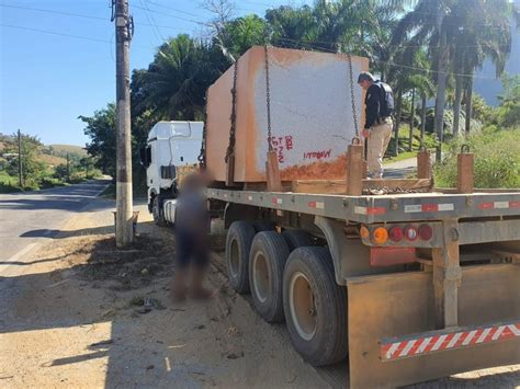 Carreta Flagrada Pela Prf Na Br Bloco De Granito Solto Jornal