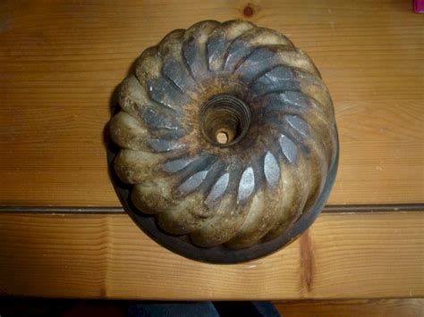 Ancien grand moule à kouglof en terre cuite vernissée Marron