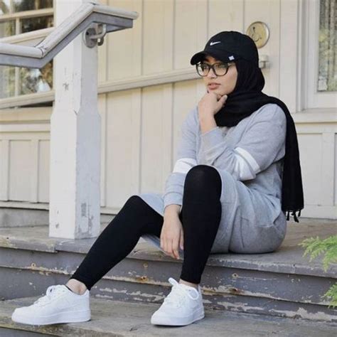12 Inspirasi Outfit Jogging Hijab Tetap Stylish Saat Olahraga