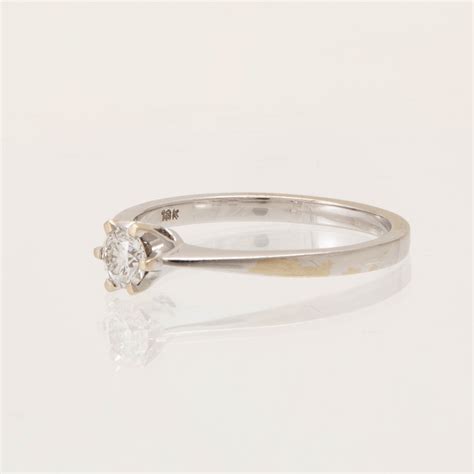Ring solitär 18K vitguld med en rund briljantslipad diamant Bukowskis