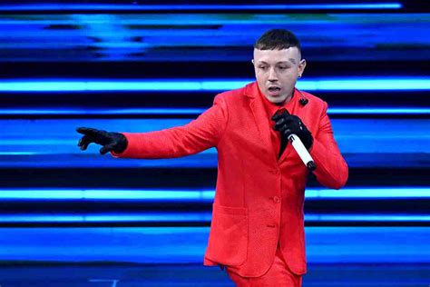 Baby Gang Dopo Il Carcere Torna Sul Palco Davanti A Mila Persone