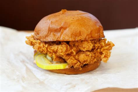 Cadena de restaurantes vende por 120 000 dólares un sándwich pegado con