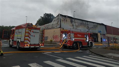 Vídeo Un incendio calcina una nave industrial el Sondika