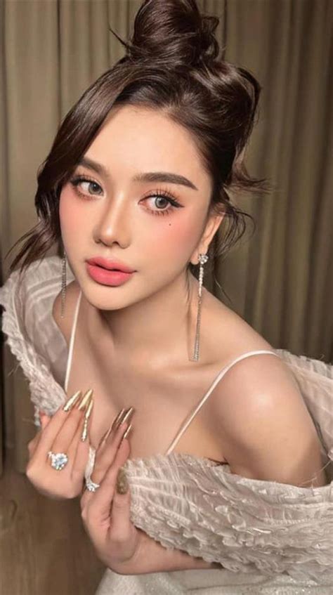 Lâm Khánh Chi bị hải quan giữ 2 lần hậu phẫu thuật thẩm mỹ chi 3 tỷ