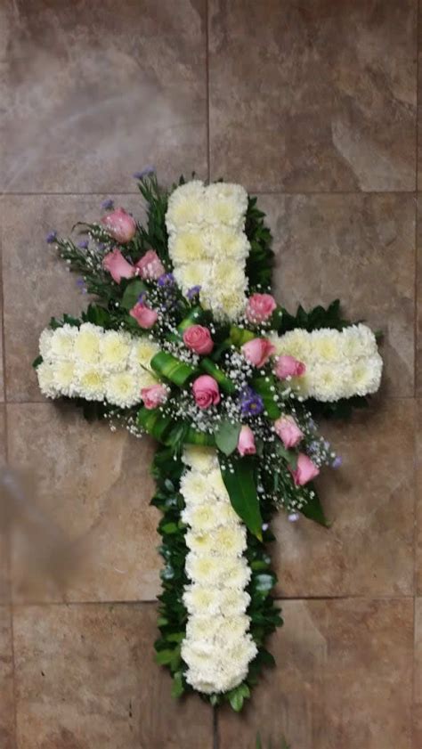 Corona Fúnebre en Cruz con rosas rosas Florería Briceida Cd