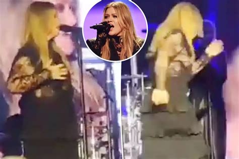 Kelly Clarkson Runs Off Stage After Mid Concert Wardrobe Malfunction