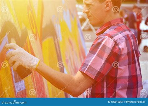 Um Artista Ruivo Novo Dos Grafittis Pinta Um Grafitti Novo No Imagem De