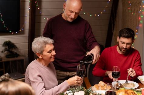 Familia celebrando en una cena navideña festiva Foto Gratis