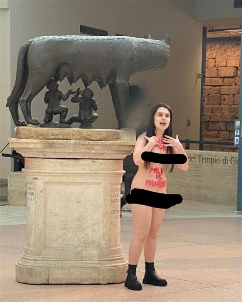 Maria Sofia Federico De Il Collegio Si Spoglia Tutta Nuda Per Il