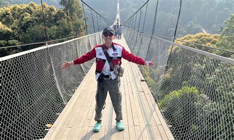 Omo Kucrut Naik Jembatan Gantung Situ Gunung