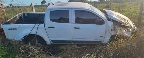 Pneu Estoura E Caminhonete Quatro Ocupantes Capota Na BR 316 Em