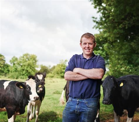O agronegócio está crescendo retrato de um agricultor masculino em pé
