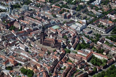 Freiburg im Breisgau von oben Kathedrale Freiburger Münster am
