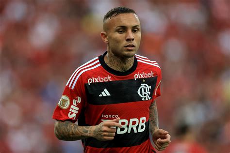 Atacante do Flamengo Everton Cebolinha passa por cirurgia após